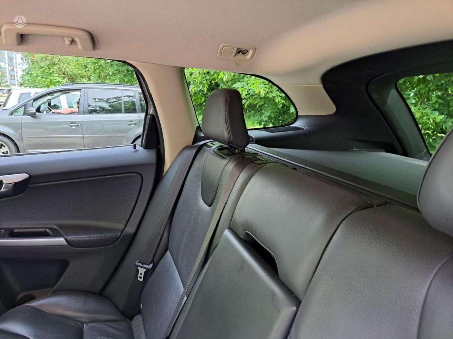 Brown Volvo XC60 2011 in Vilnius, with an engine capacity of 2.40 L and mileage of 290 thousand km for 7500 €, photo 18 on AUTOMOTO.COM.LV