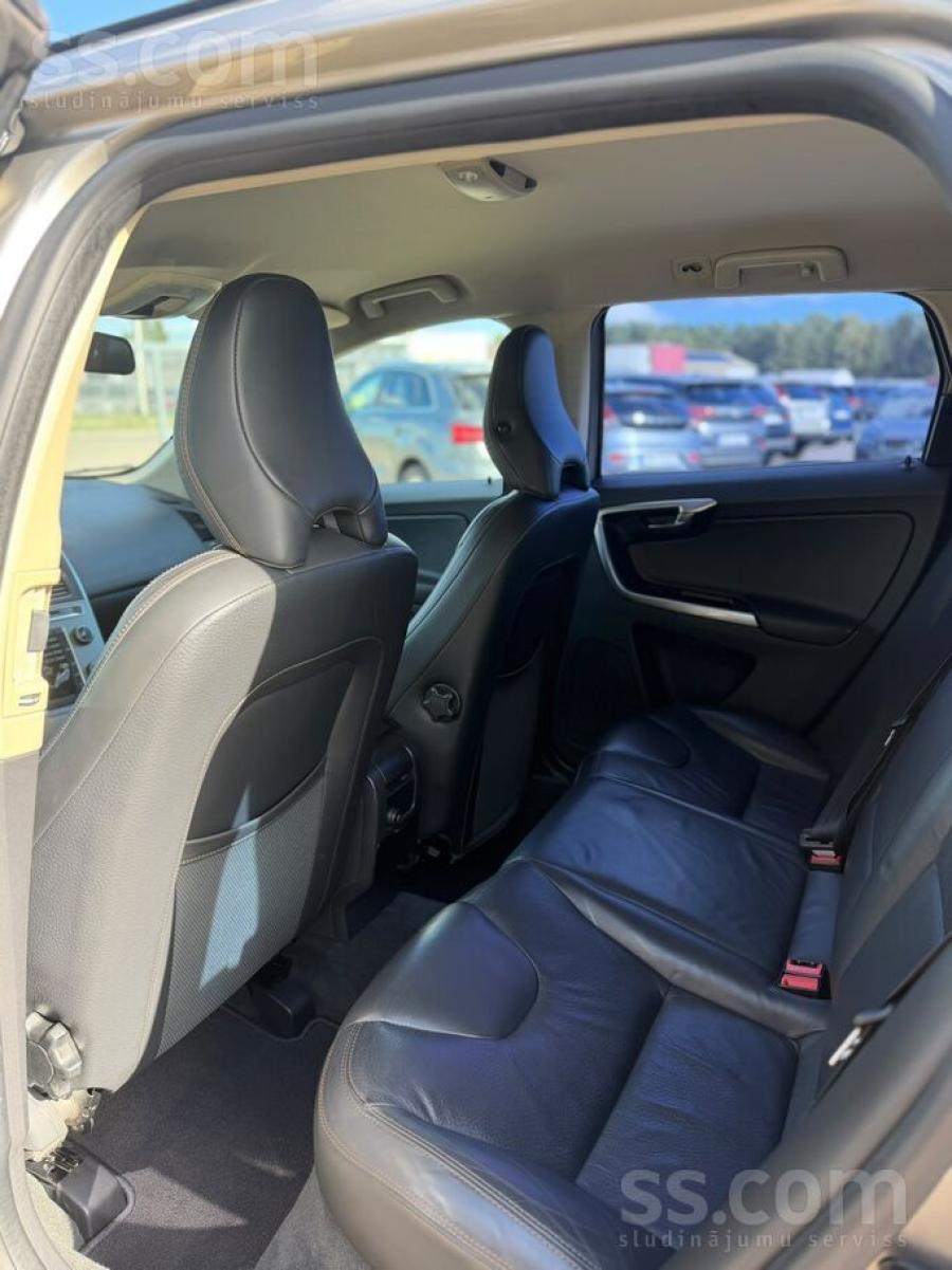 Brown Volvo XC60 2011 in Riga, with an engine capacity of 2.40 L and mileage of 276 thousand km for 9500 €, photo 11 on AUTOMOTO.COM.LV