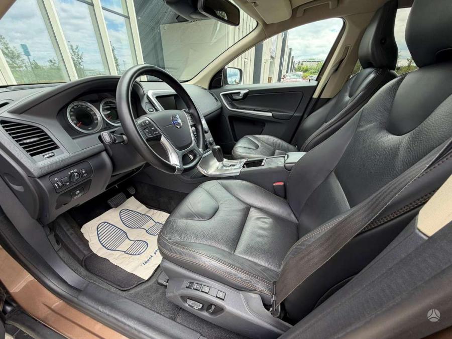Brown Volvo XC60 2012 in Vilnius, with an engine capacity of 2.40 L and mileage of 308 thousand km for 10980 €, photo 8 on AUTOMOTO.COM.LV