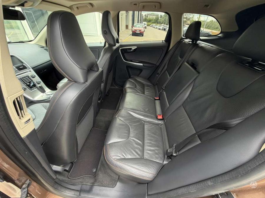 Brown Volvo XC60 2012 in Vilnius, with an engine capacity of 2.40 L and mileage of 308 thousand km for 10980 €, photo 9 on AUTOMOTO.COM.LV