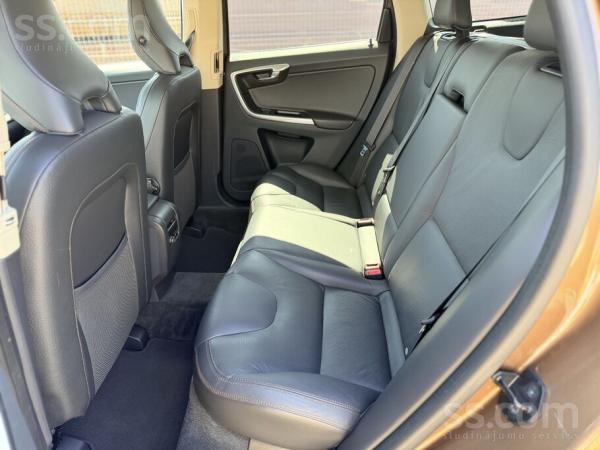 Brūns Volvo XC60 2012 Rīga, ar dzinēja tilpumu 2.40 L un nobraukumu 225 tūkst. km par 10995 €, foto 8 vietnē AUTOMOTO.COM.LV