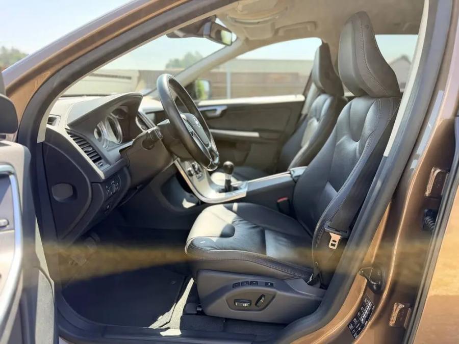 Brūns Volvo XC60 2012 Rīga, ar dzinēja tilpumu 2.40 L un nobraukumu 225 tūkst. km par 10995 €, foto 14 vietnē AUTOMOTO.COM.LV