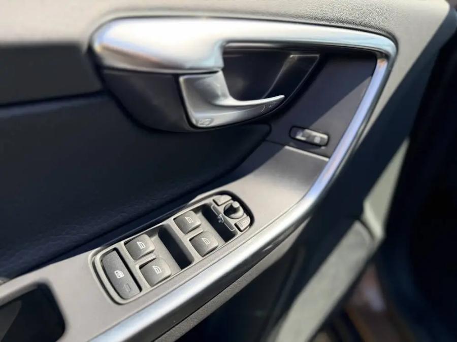 Brūns Volvo XC60 2012 Rīga, ar dzinēja tilpumu 2.40 L un nobraukumu 225 tūkst. km par 10995 €, foto 15 vietnē AUTOMOTO.COM.LV