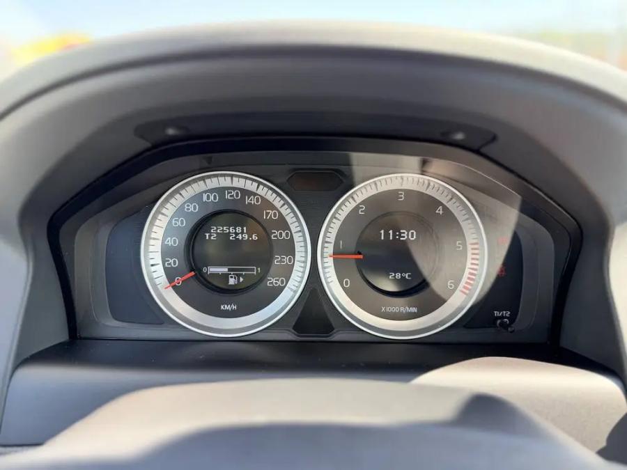 Brūns Volvo XC60 2012 Rīga, ar dzinēja tilpumu 2.40 L un nobraukumu 225 tūkst. km par 10995 €, foto 18 vietnē AUTOMOTO.COM.LV