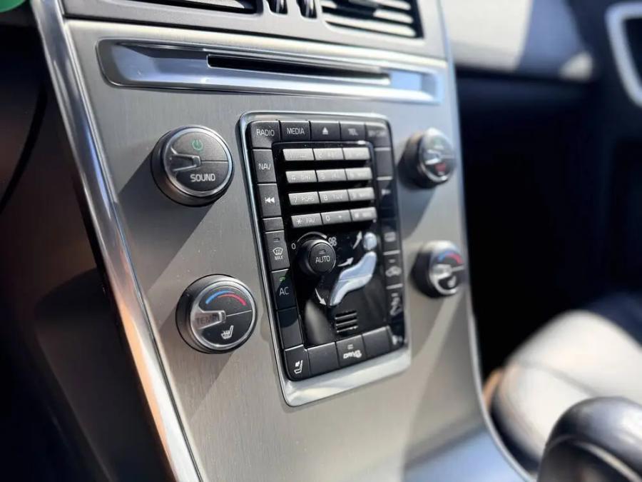 Brūns Volvo XC60 2012 Rīga, ar dzinēja tilpumu 2.40 L un nobraukumu 225 tūkst. km par 10995 €, foto 19 vietnē AUTOMOTO.COM.LV