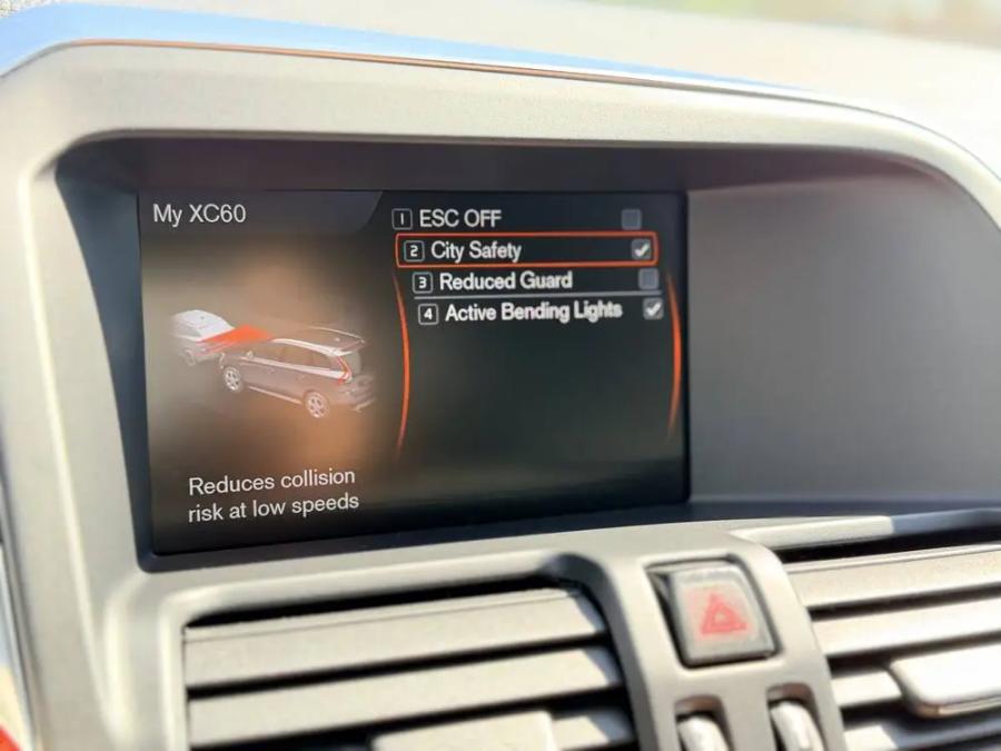 Brūns Volvo XC60 2012 Rīga, ar dzinēja tilpumu 2.40 L un nobraukumu 225 tūkst. km par 10995 €, foto 23 vietnē AUTOMOTO.COM.LV