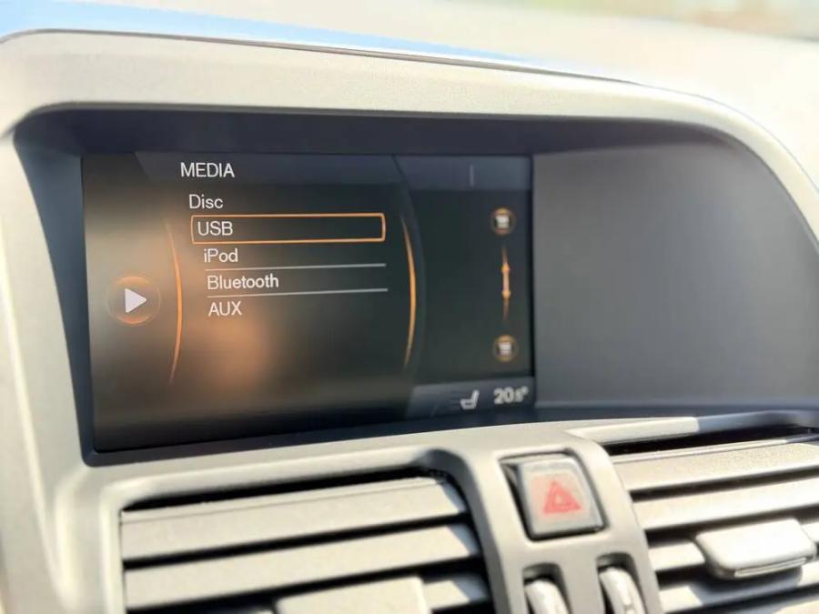 Brūns Volvo XC60 2012 Rīga, ar dzinēja tilpumu 2.40 L un nobraukumu 225 tūkst. km par 10995 €, foto 26 vietnē AUTOMOTO.COM.LV