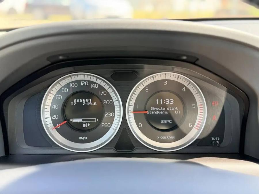 Brūns Volvo XC60 2012 Rīga, ar dzinēja tilpumu 2.40 L un nobraukumu 225 tūkst. km par 10995 €, foto 28 vietnē AUTOMOTO.COM.LV