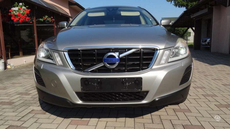 Brown Volvo XC60 2012 in Joniskis, with an engine capacity of 2.40 L and mileage of 332 thousand km for 6749 €, photo 6 on AUTOMOTO.COM.LV
