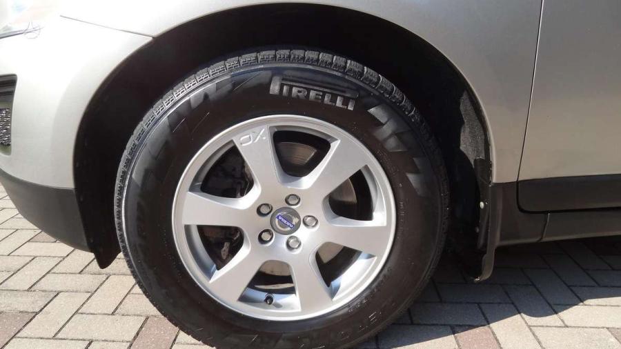 Brown Volvo XC60 2012 in Joniskis, with an engine capacity of 2.40 L and mileage of 332 thousand km for 6749 €, photo 8 on AUTOMOTO.COM.LV