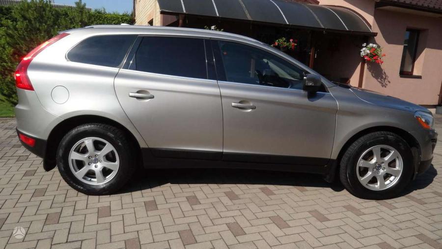 Brown Volvo XC60 2012 in Joniskis, with an engine capacity of 2.40 L and mileage of 332 thousand km for 6749 €, photo 10 on AUTOMOTO.COM.LV