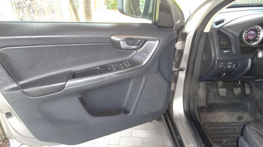 Brown Volvo XC60 2012 in Joniskis, with an engine capacity of 2.40 L and mileage of 332 thousand km for 6749 €, photo 23 on AUTOMOTO.COM.LV