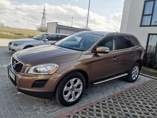 Volvo XC60 2012 in Klaipeda on AUTOMOTO.COM.LV Brown Volvo XC60 2012 in Klaipeda, with an engine capacity of 3.20 L and mileage of 137 thousand km for 5900 €, photo 3 on AUTOMOTO.COM.LV