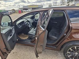 Brown Volvo XC60 2013 in Riga, with an engine capacity of 2.00 L and mileage of 258 thousand km for 7500 €, photo 10 on AUTOMOTO.COM.LV
