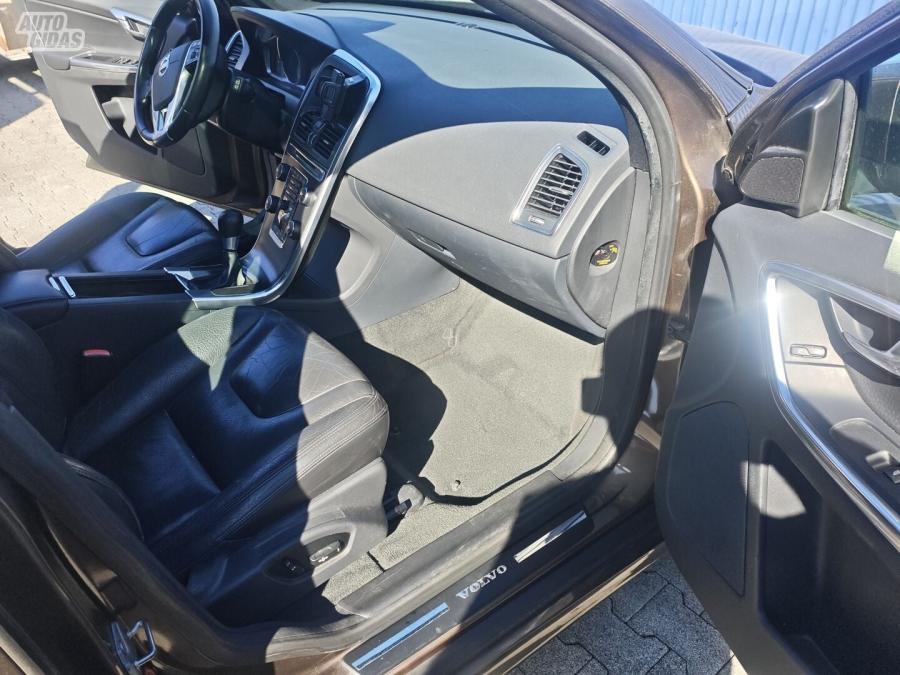 Brūns Volvo XC60 2013 Viļņa, ar dzinēja tilpumu 2.00 L un nobraukumu 283 tūkst. km par 9900 €, foto 12 vietnē AUTOMOTO.COM.LV