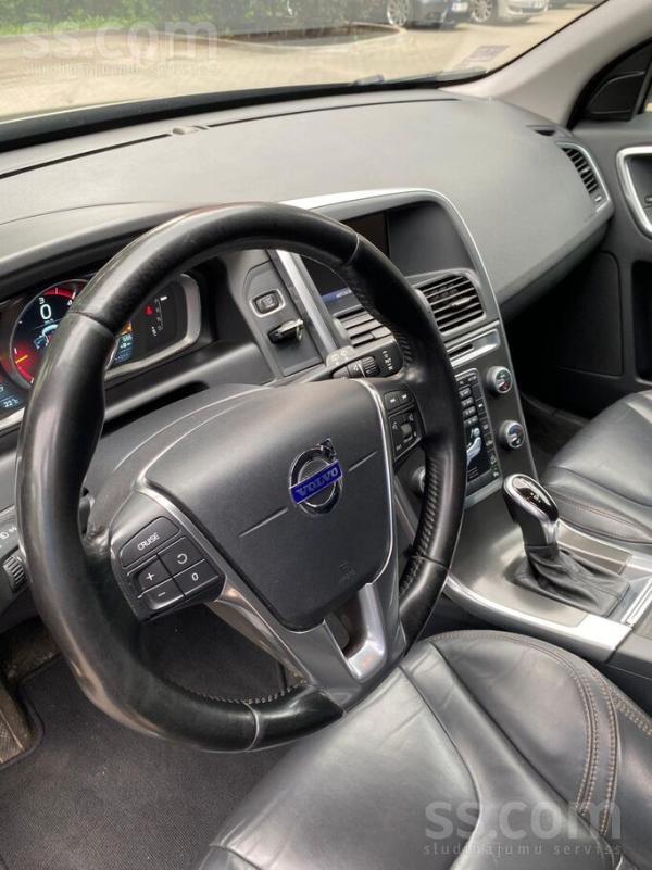 Brown Volvo XC60 2013 in Riga, with an engine capacity of 2.40 L and mileage of 320 thousand km for 8750 €, photo 7 on AUTOMOTO.COM.LV