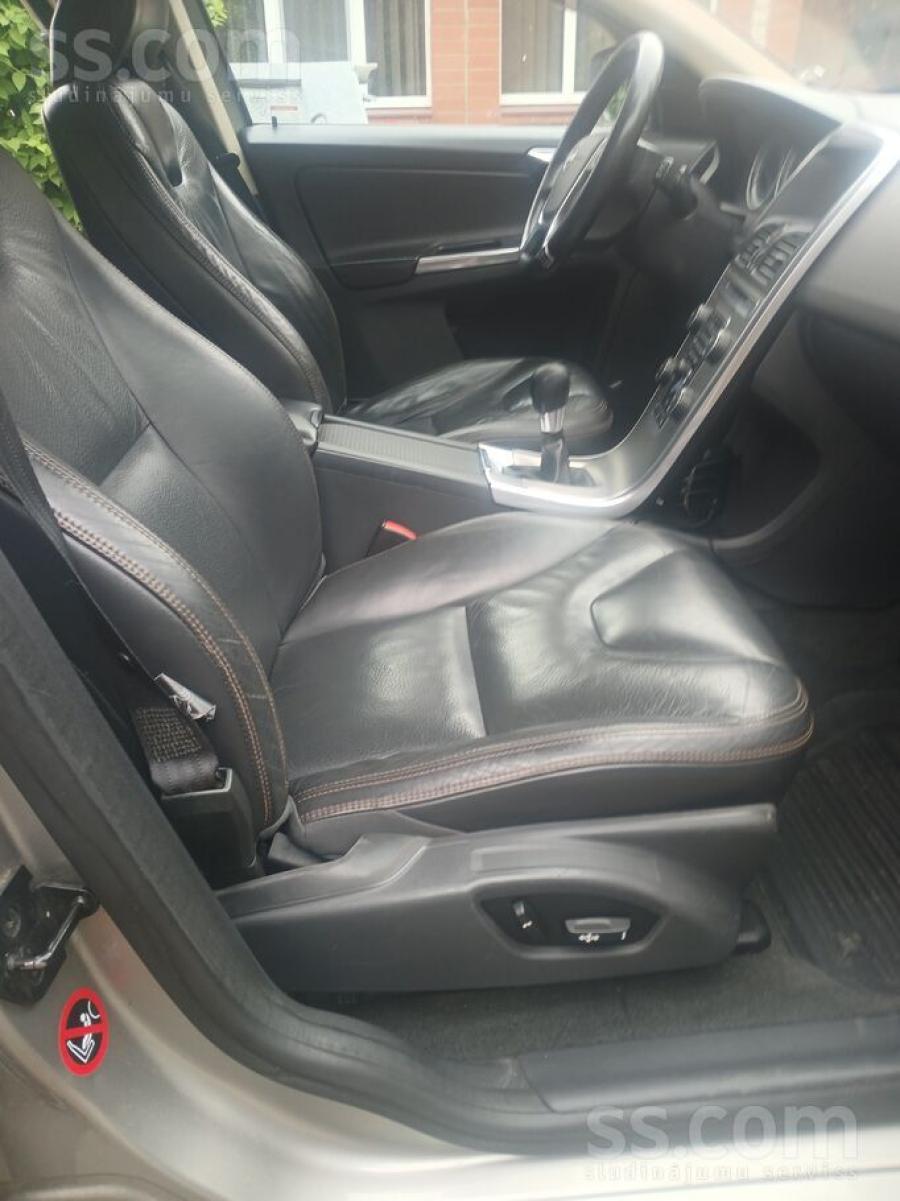 Brown Volvo XC60 2013 in Jekabpils, with an engine capacity of 2.40 L and mileage of 0 thousand km for 9500 €, photo 6 on AUTOMOTO.COM.LV