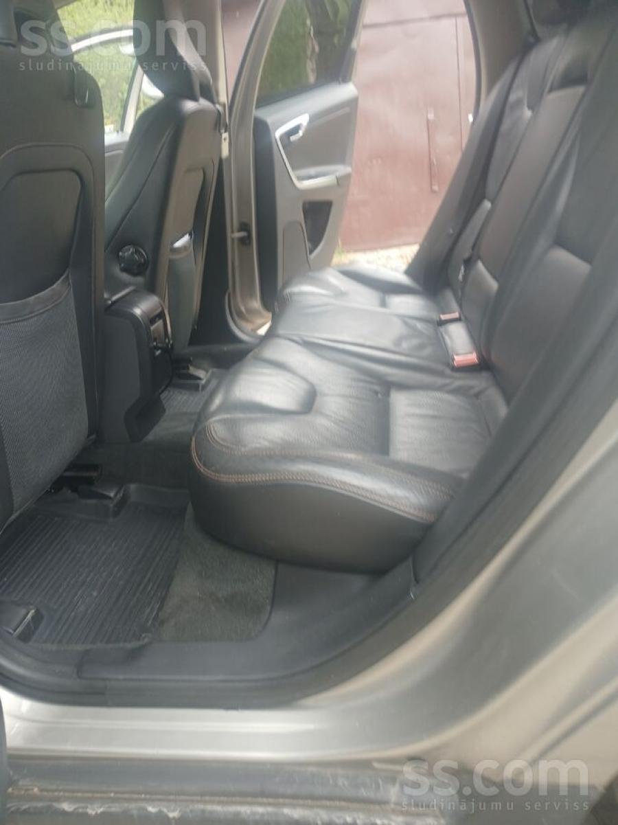 Brown Volvo XC60 2013 in Jekabpils, with an engine capacity of 2.40 L and mileage of 0 thousand km for 9500 €, photo 7 on AUTOMOTO.COM.LV