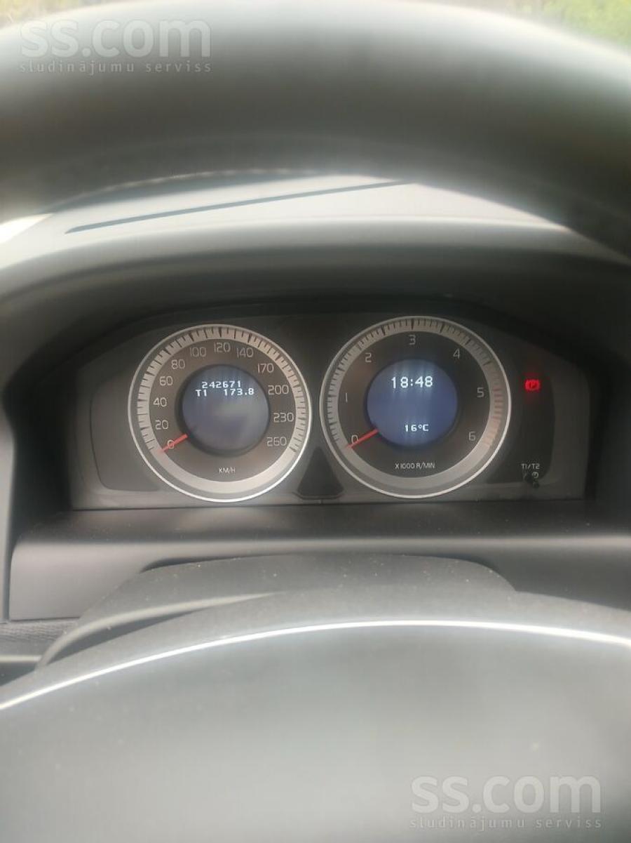 Brown Volvo XC60 2013 in Jekabpils, with an engine capacity of 2.40 L and mileage of 0 thousand km for 9500 €, photo 8 on AUTOMOTO.COM.LV