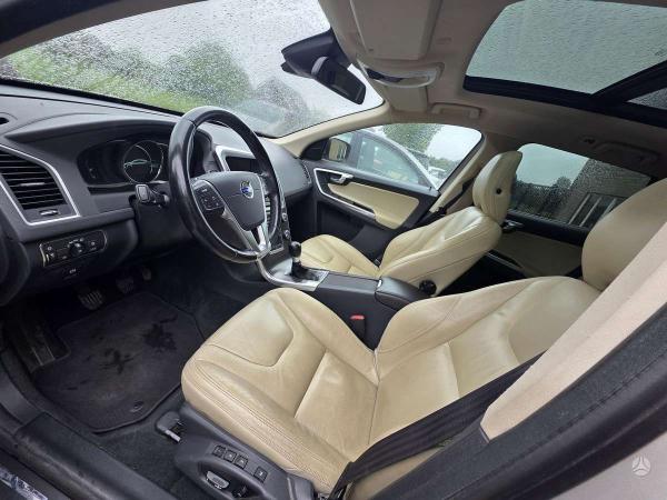 Brūns Volvo XC60 2013 Viļņa, ar dzinēja tilpumu 1.98 L un nobraukumu 260 tūkst. km par 8950 €, foto 9 vietnē AUTOMOTO.COM.LV