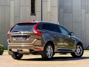 Brown Volvo XC60 2013 in Riga, with an engine capacity of 2.40 L and mileage of 238 thousand km for 13300 €, photo 3 on AUTOMOTO.COM.LV