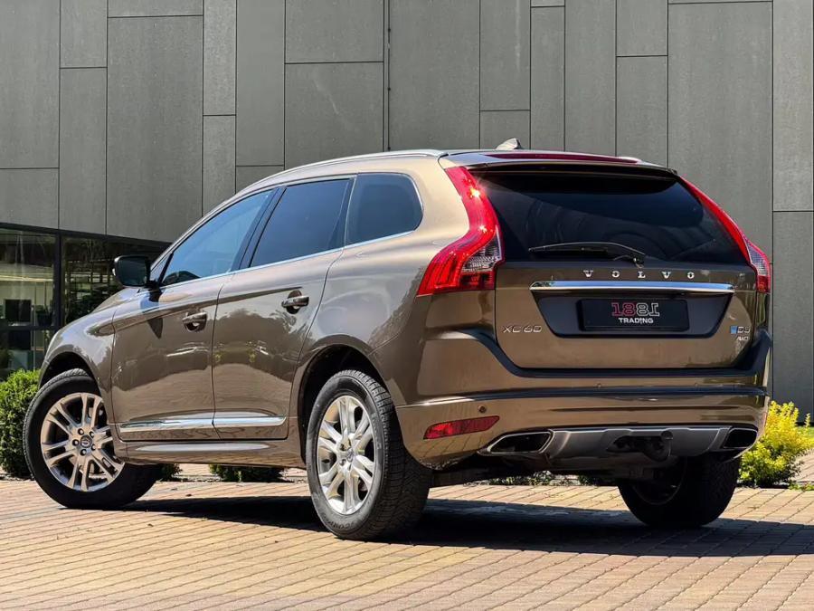 Brown Volvo XC60 2013 in Riga, with an engine capacity of 2.40 L and mileage of 238 thousand km for 13300 €, photo 5 on AUTOMOTO.COM.LV