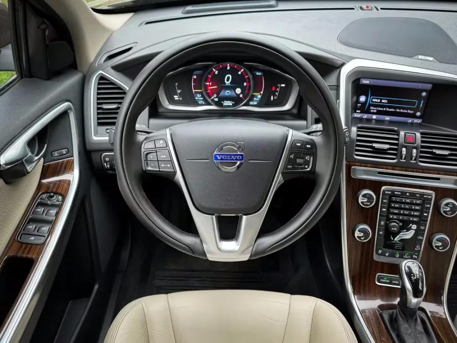 Brown Volvo XC60 2013 in Riga, with an engine capacity of 2.40 L and mileage of 238 thousand km for 13300 €, photo 9 on AUTOMOTO.COM.LV