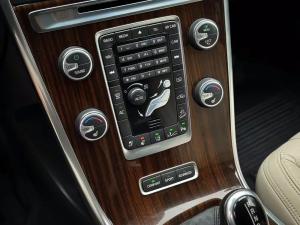 Brown Volvo XC60 2013 in Riga, with an engine capacity of 2.40 L and mileage of 238 thousand km for 13300 €, photo 11 on AUTOMOTO.COM.LV