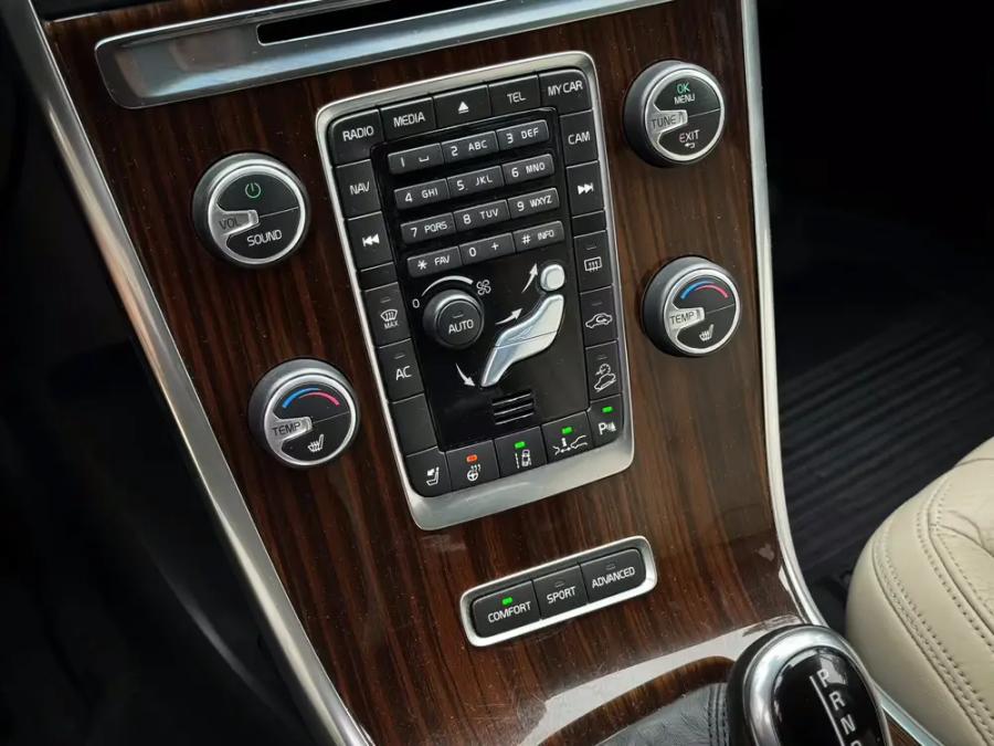 Brown Volvo XC60 2013 in Riga, with an engine capacity of 2.40 L and mileage of 238 thousand km for 13300 €, photo 11 on AUTOMOTO.COM.LV