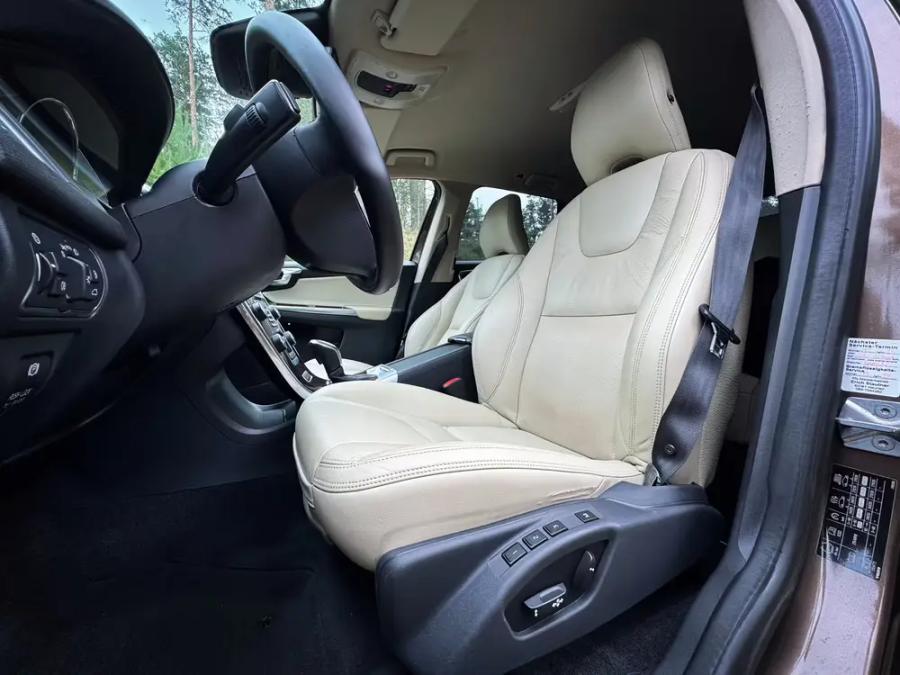 Brown Volvo XC60 2013 in Riga, with an engine capacity of 2.40 L and mileage of 238 thousand km for 13300 €, photo 13 on AUTOMOTO.COM.LV