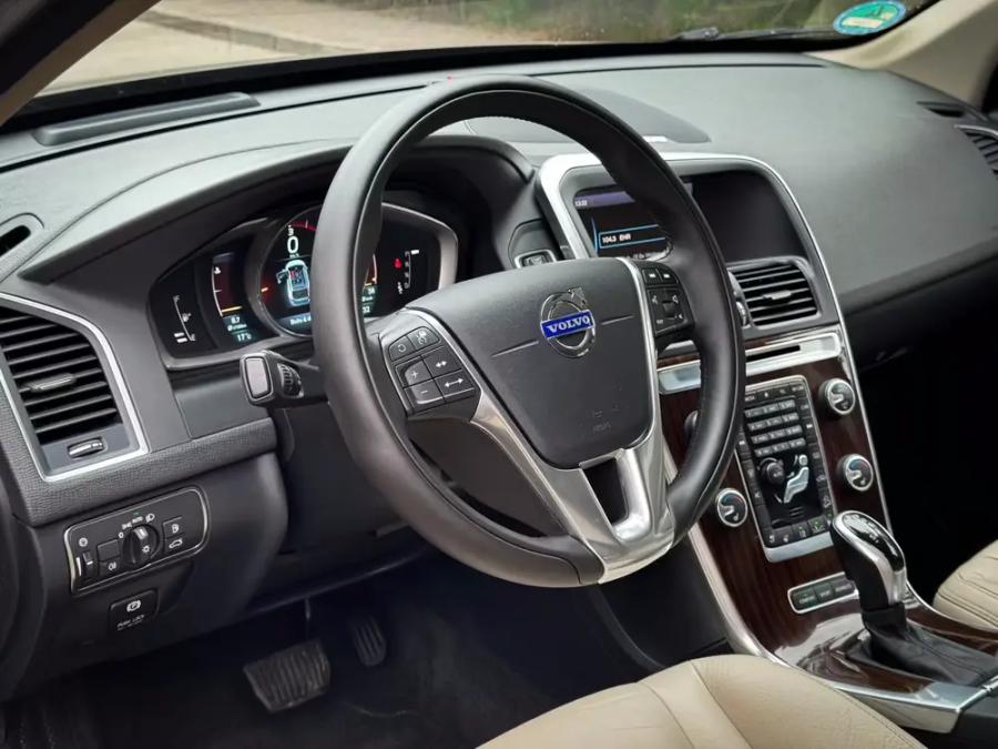 Brown Volvo XC60 2013 in Riga, with an engine capacity of 2.40 L and mileage of 238 thousand km for 13300 €, photo 15 on AUTOMOTO.COM.LV