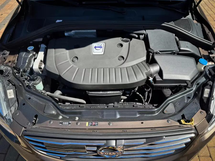 Brown Volvo XC60 2013 in Riga, with an engine capacity of 2.40 L and mileage of 238 thousand km for 13300 €, photo 18 on AUTOMOTO.COM.LV