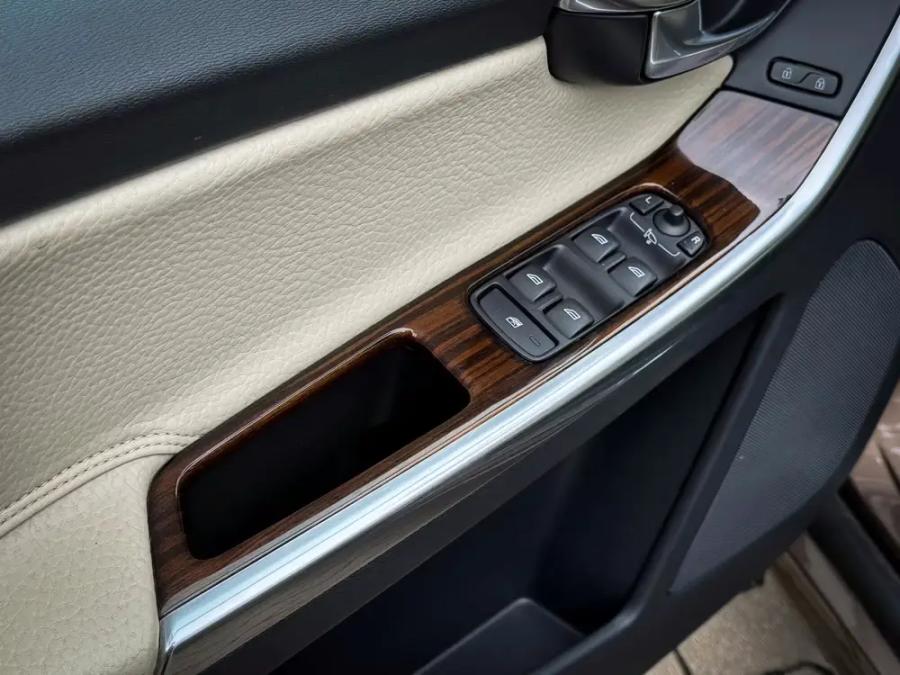 Brown Volvo XC60 2013 in Riga, with an engine capacity of 2.40 L and mileage of 238 thousand km for 13300 €, photo 20 on AUTOMOTO.COM.LV