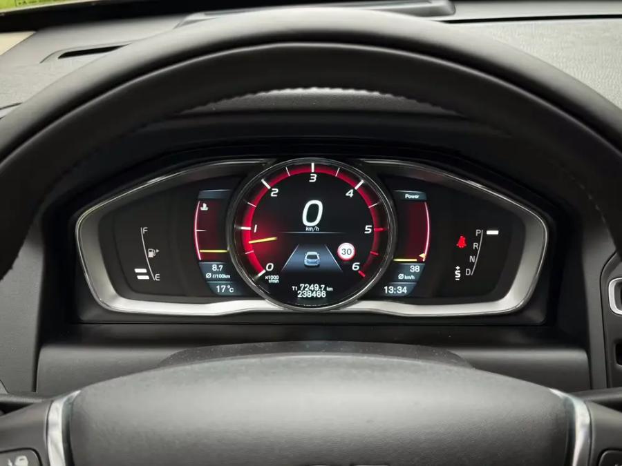 Brown Volvo XC60 2013 in Riga, with an engine capacity of 2.40 L and mileage of 238 thousand km for 13300 €, photo 22 on AUTOMOTO.COM.LV