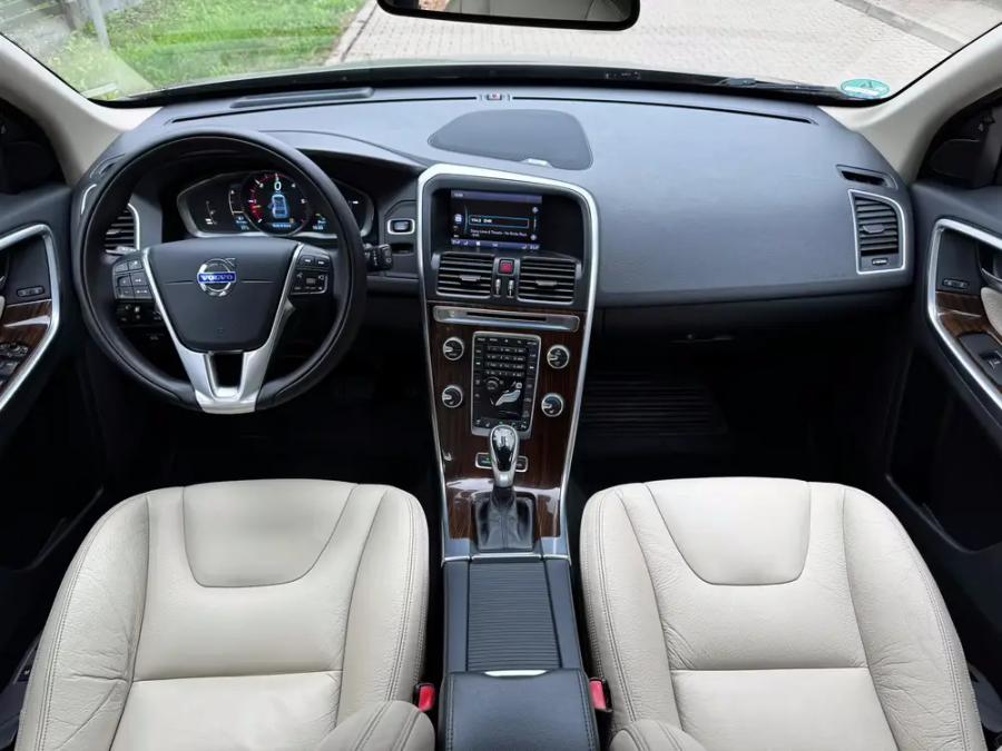 Brown Volvo XC60 2013 in Riga, with an engine capacity of 2.40 L and mileage of 238 thousand km for 13300 €, photo 24 on AUTOMOTO.COM.LV
