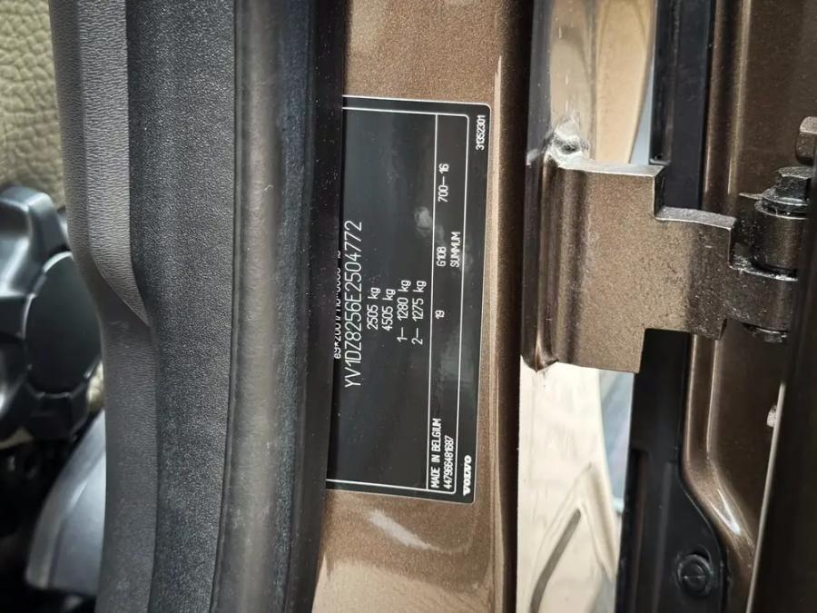 Brown Volvo XC60 2013 in Riga, with an engine capacity of 2.40 L and mileage of 238 thousand km for 13300 €, photo 32 on AUTOMOTO.COM.LV