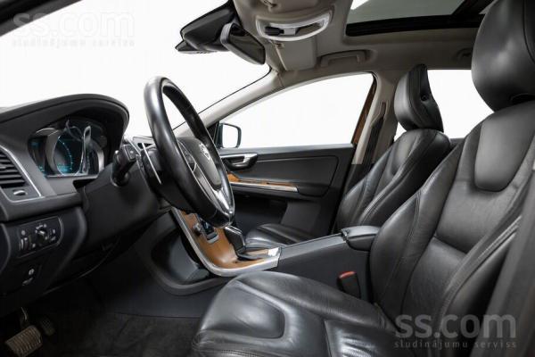 Brown Volvo XC60 2013 in Riga, with an engine capacity of 2.40 L and mileage of 175 thousand km for 12990 €, photo 8 on AUTOMOTO.COM.LV
