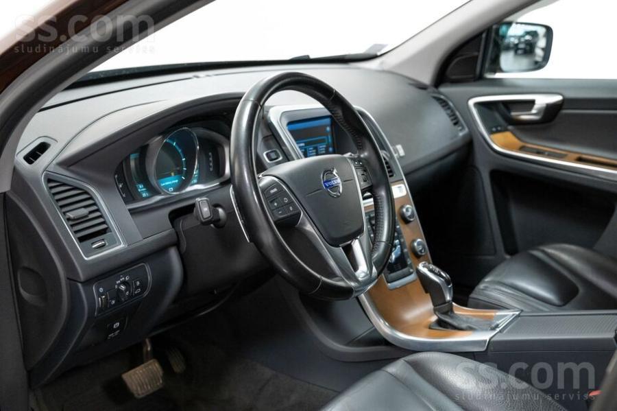 Brown Volvo XC60 2013 in Riga, with an engine capacity of 2.40 L and mileage of 175 thousand km for 12990 €, photo 11 on AUTOMOTO.COM.LV