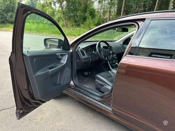 Brown Volvo XC60 2013 in Vilnius, with an engine capacity of 2.40 L and mileage of 197 thousand km for 10000 €, photo 8 on AUTOMOTO.COM.LV