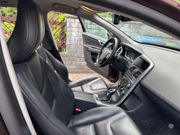 Brown Volvo XC60 2013 in Vilnius, with an engine capacity of 2.40 L and mileage of 197 thousand km for 10000 €, photo 10 on AUTOMOTO.COM.LV