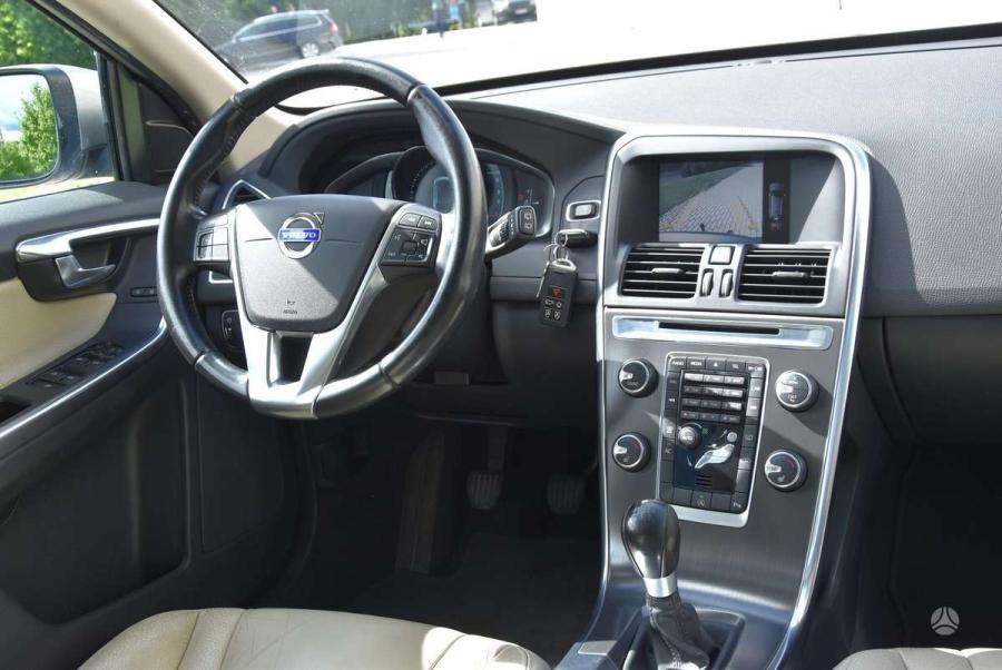 Brown Volvo XC60 2013 in Vilnius, with an engine capacity of 1.98 L and mileage of 249 thousand km for 10000 €, photo 12 on AUTOMOTO.COM.LV