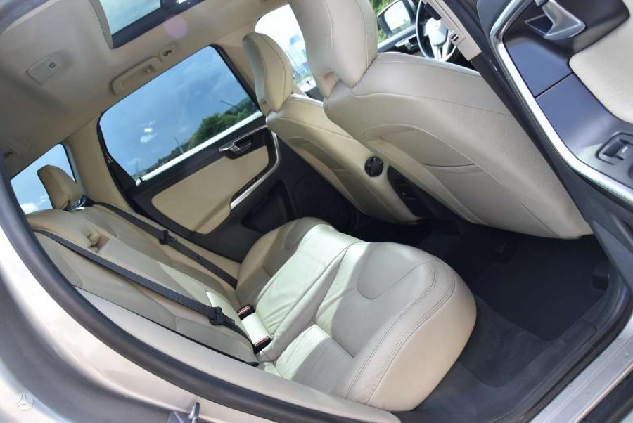 Brown Volvo XC60 2013 in Vilnius, with an engine capacity of 1.98 L and mileage of 249 thousand km for 10000 €, photo 14 on AUTOMOTO.COM.LV