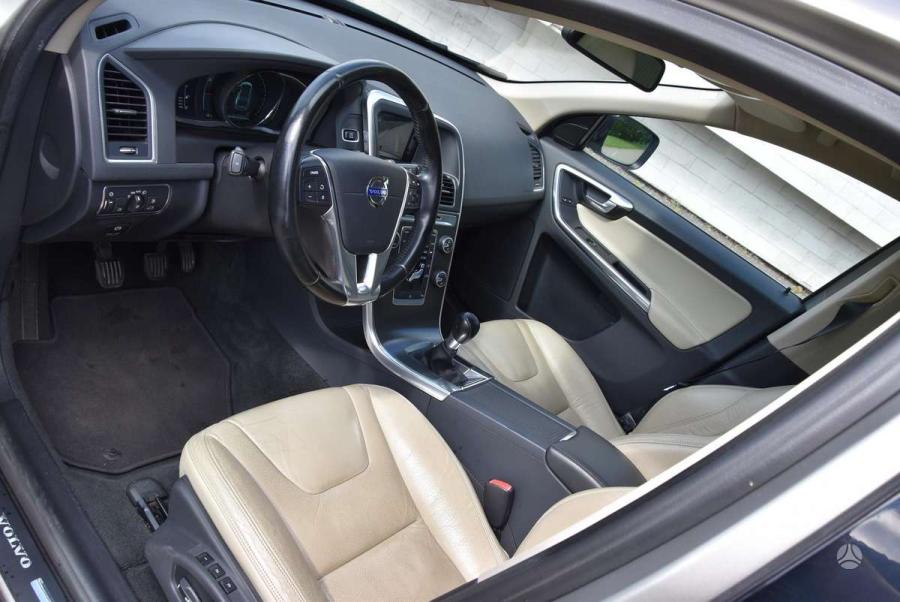 Brown Volvo XC60 2013 in Vilnius, with an engine capacity of 1.98 L and mileage of 249 thousand km for 10000 €, photo 15 on AUTOMOTO.COM.LV