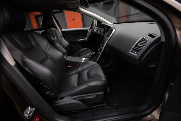 Brūns Volvo XC60 2013 Jelgava, ar dzinēja tilpumu 2.40 L un nobraukumu 323 tūkst. km par 10700 €, foto 8 vietnē AUTOMOTO.COM.LV