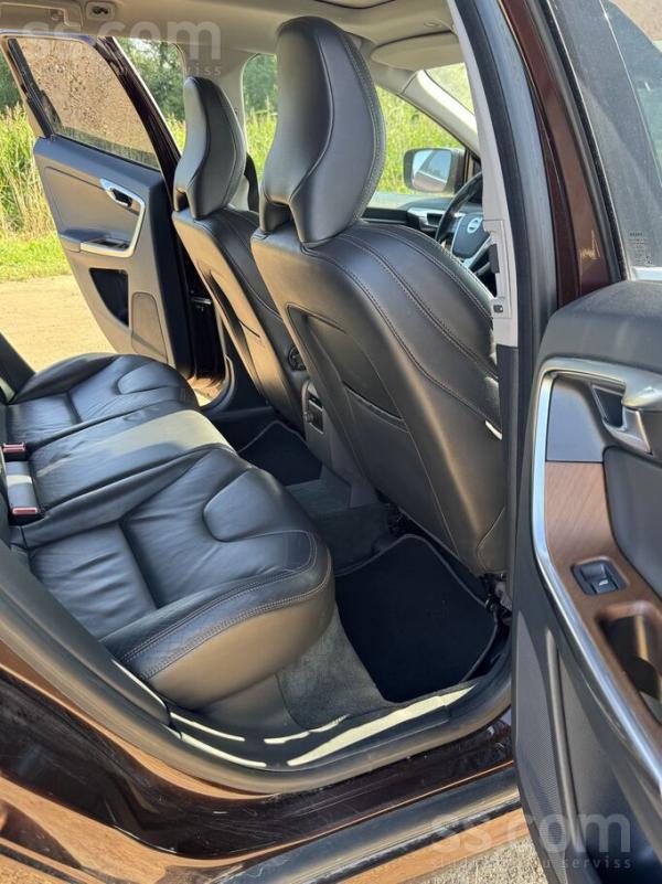 Brown Volvo XC60 2013 in Ogre, with an engine capacity of 2.00 L and mileage of 237 thousand km for 9600 €, photo 9 on AUTOMOTO.COM.LV