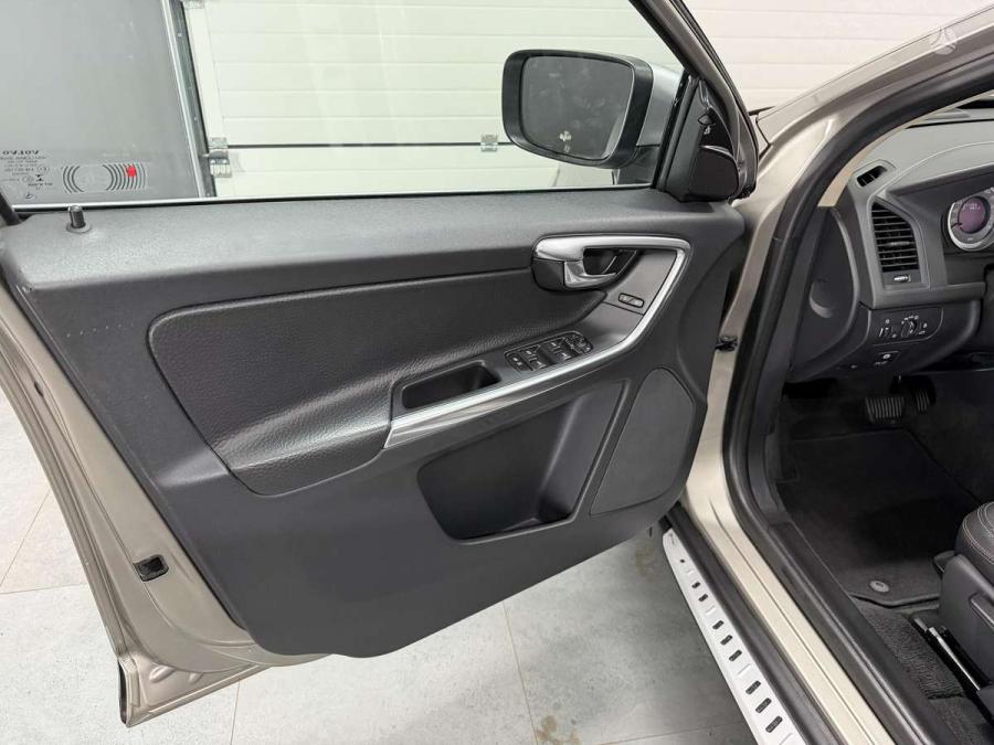 Brown Volvo XC60 2013 in Utena, with an engine capacity of 2.40 L and mileage of 313 thousand km for 9750 €, photo 24 on AUTOMOTO.COM.LV