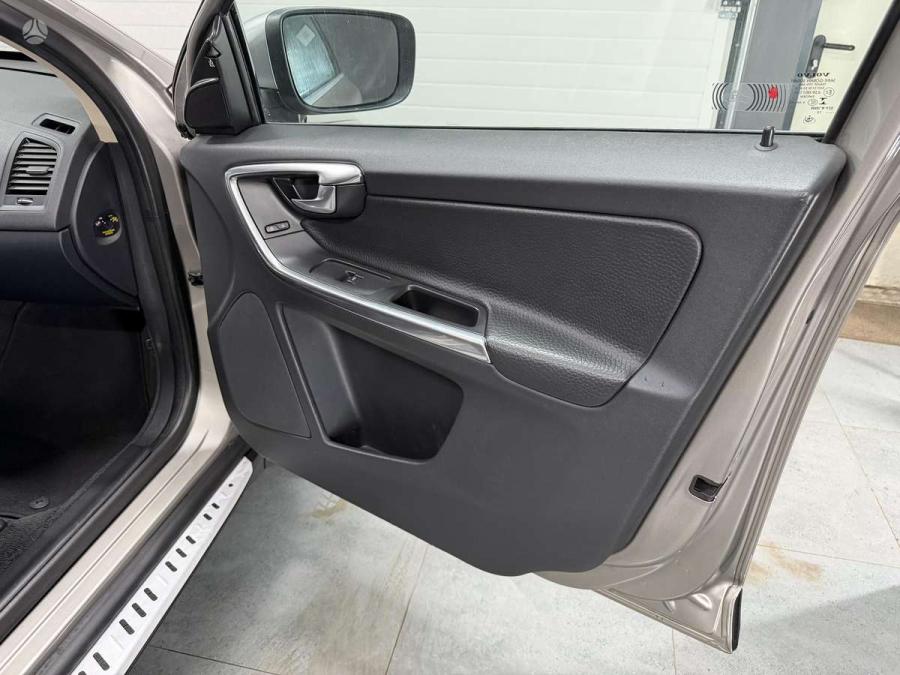 Brown Volvo XC60 2013 in Utena, with an engine capacity of 2.40 L and mileage of 313 thousand km for 9750 €, photo 30 on AUTOMOTO.COM.LV