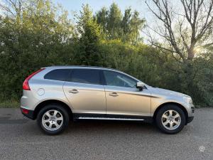 Brown Volvo XC60 2013 in Utena, with an engine capacity of 2.40 L and mileage of 313 thousand km for 9750 €, photo 43 on AUTOMOTO.COM.LV