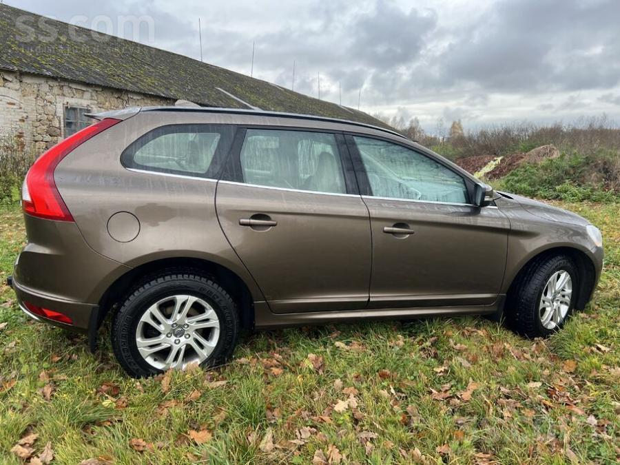 Brown Volvo XC60 2014 in Riga, with an engine capacity of 2.40 L and mileage of 117 thousand km for 15400 €, photo 4 on AUTOMOTO.COM.LV