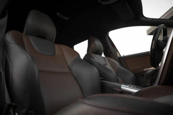 Brūns Volvo XC60 2014 Jelgava, ar dzinēja tilpumu 2.00 L un nobraukumu 190 tūkst. km par 13450 €, foto 8 vietnē AUTOMOTO.COM.LV